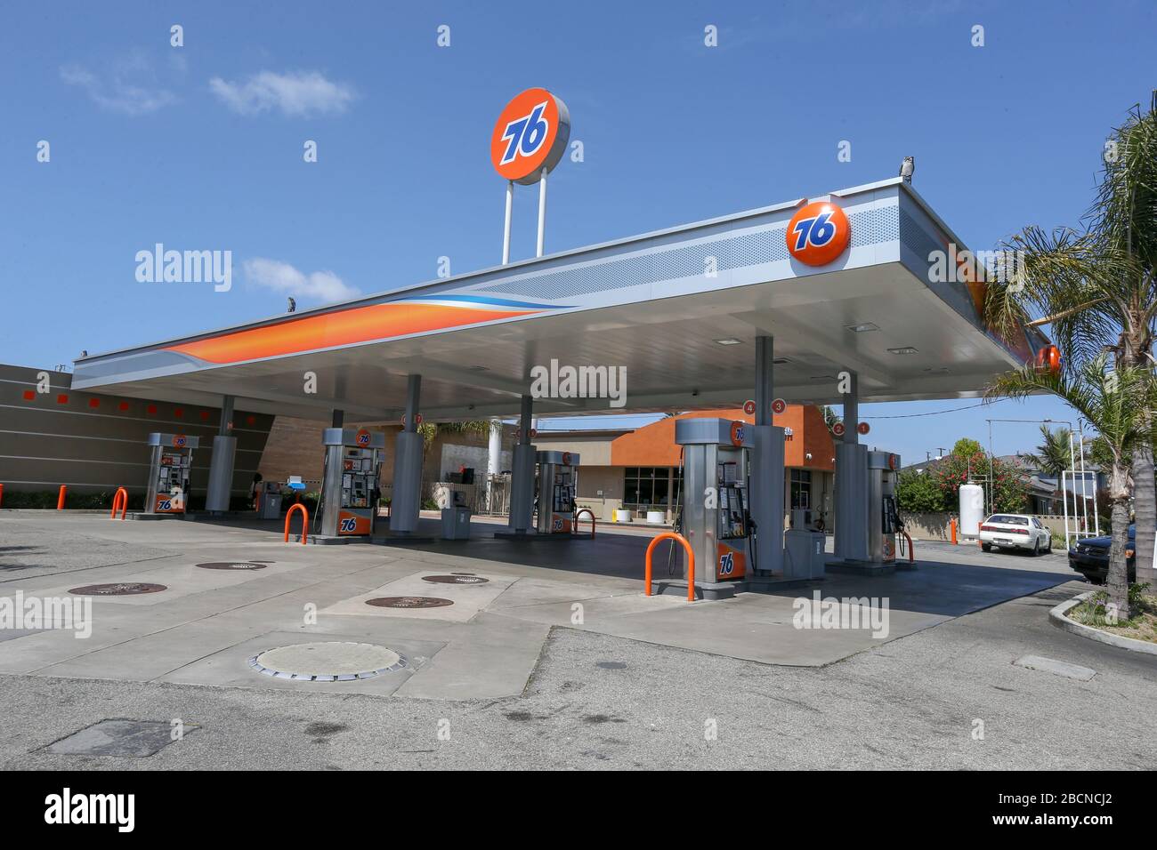 76 gas station hi-res stock photography and images - Alamy