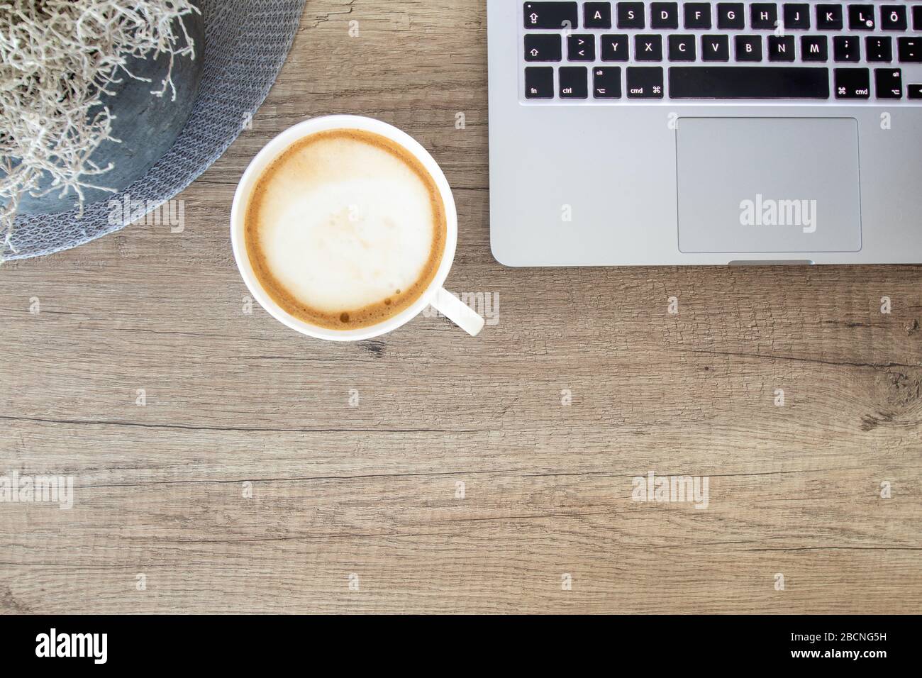 Coffee mug with laptop on a rustic table / Homeoffice workplace ...