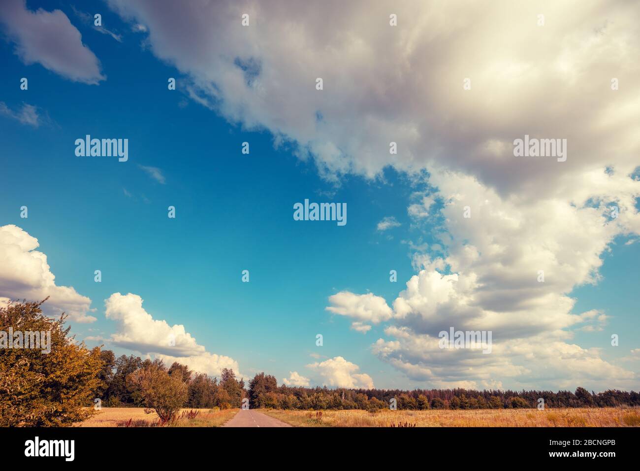 Blue sky above field sunshine hi-res stock photography and images - Alamy