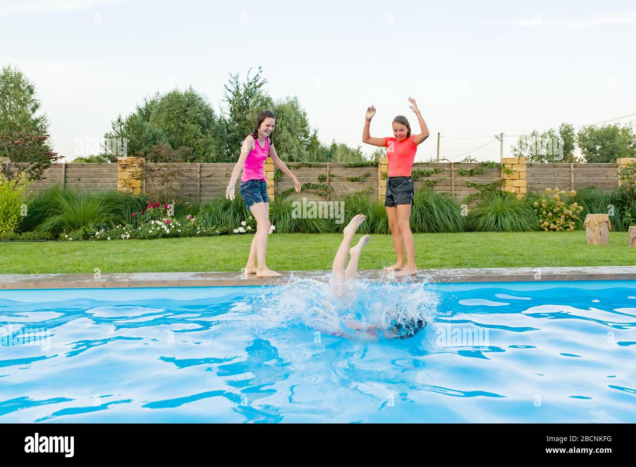 Teenagers group swimming pool hi-res stock photography and images - Alamy