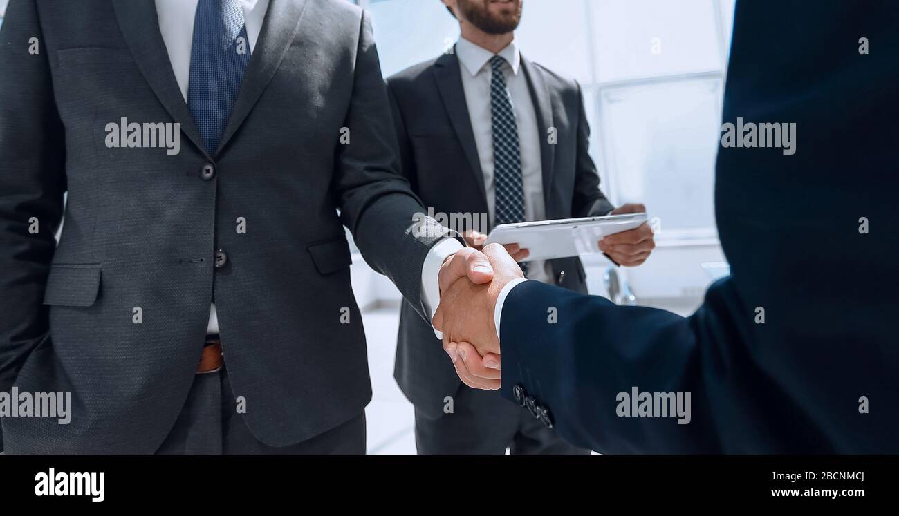 welcome and handshake of business partners Stock Photo - Alamy