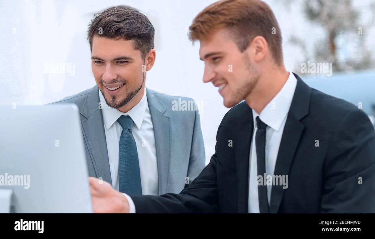 employees are talking sitting behind a Desk Stock Photo - Alamy