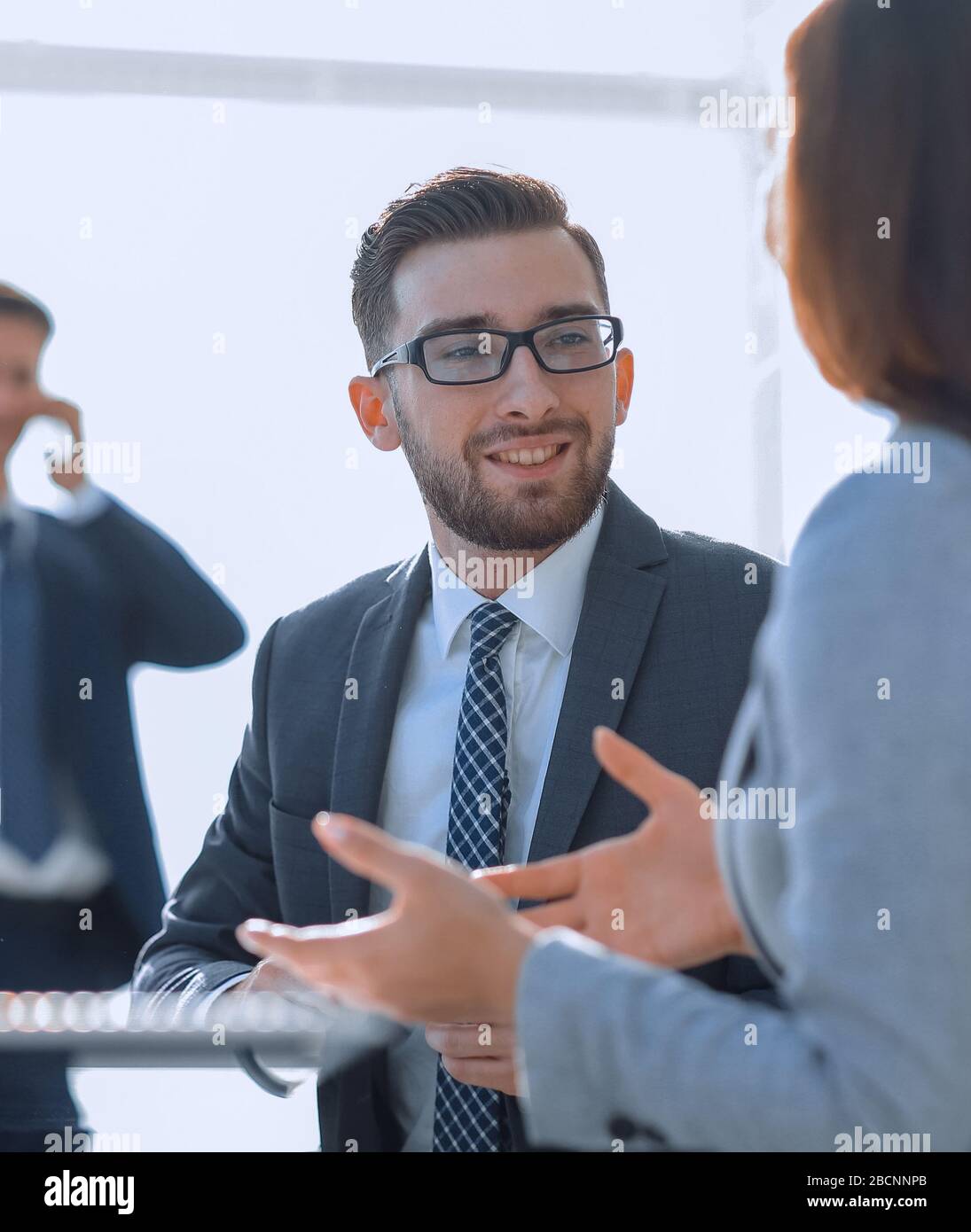 Man explaining to interviewer hi-res stock photography and images - Alamy