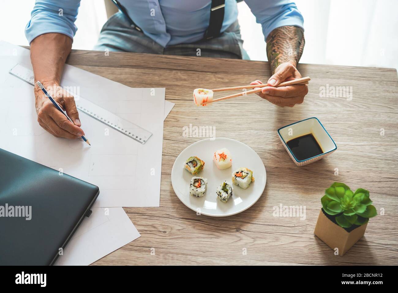 Man eating and working with laptop hi-res stock photography and images ...