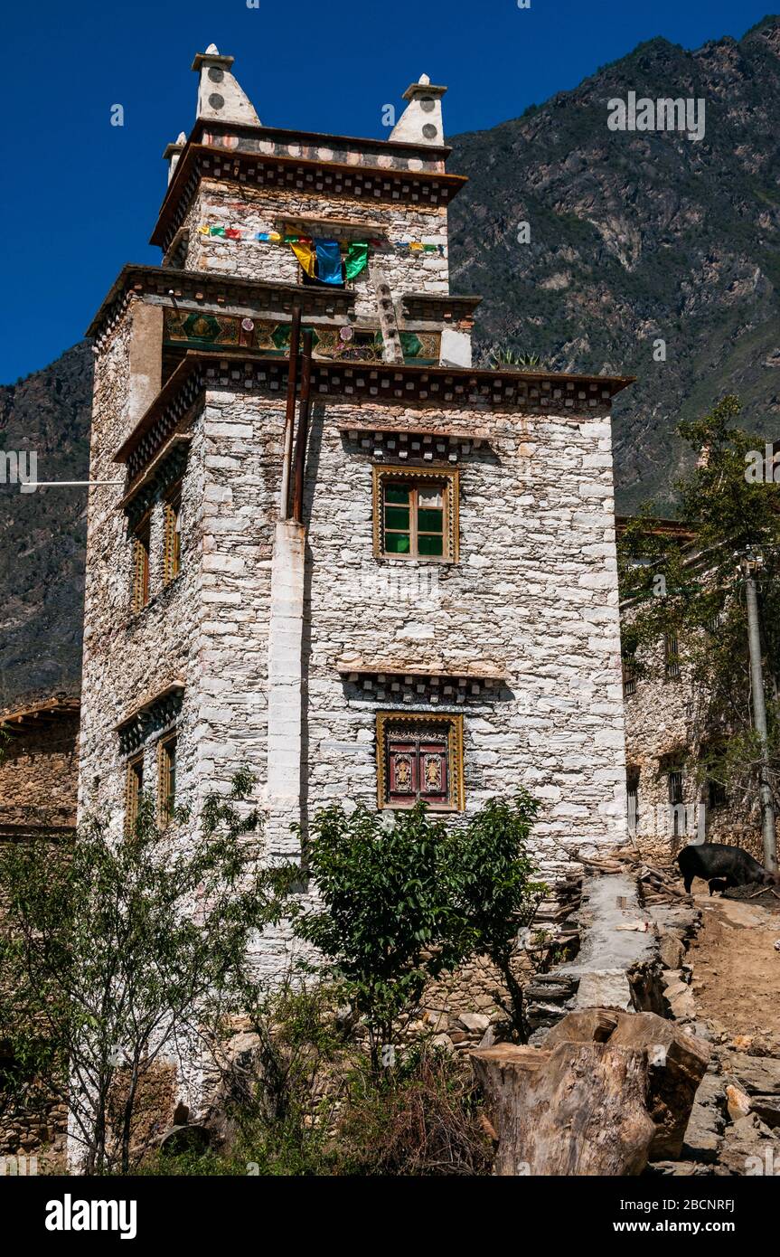 Houses in Suopo a Tibetan village in Danba County, Sichuan Province ...