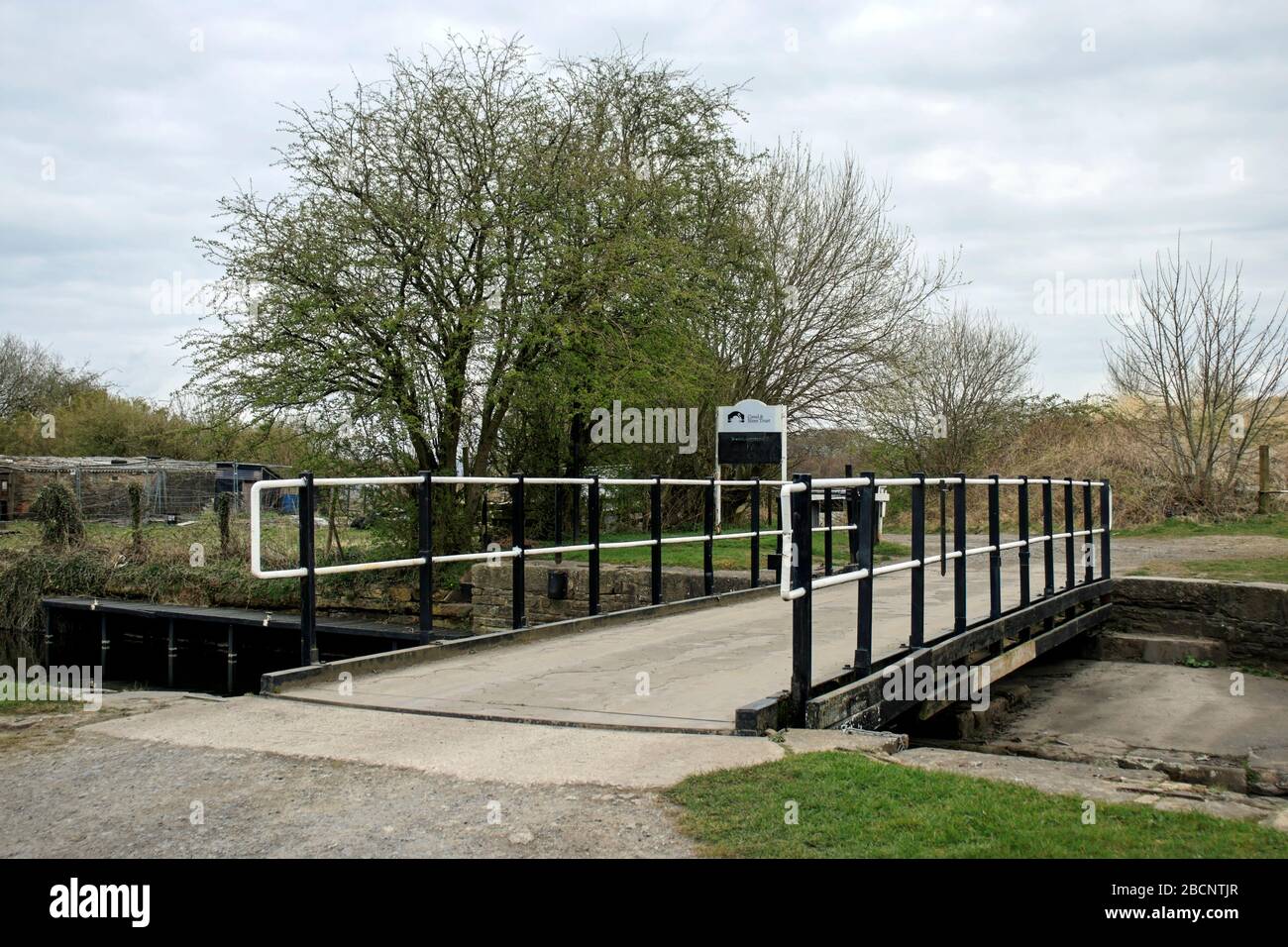 Swing bridge on the Leeds to Liverpool Canal Stock Photo - Alamy