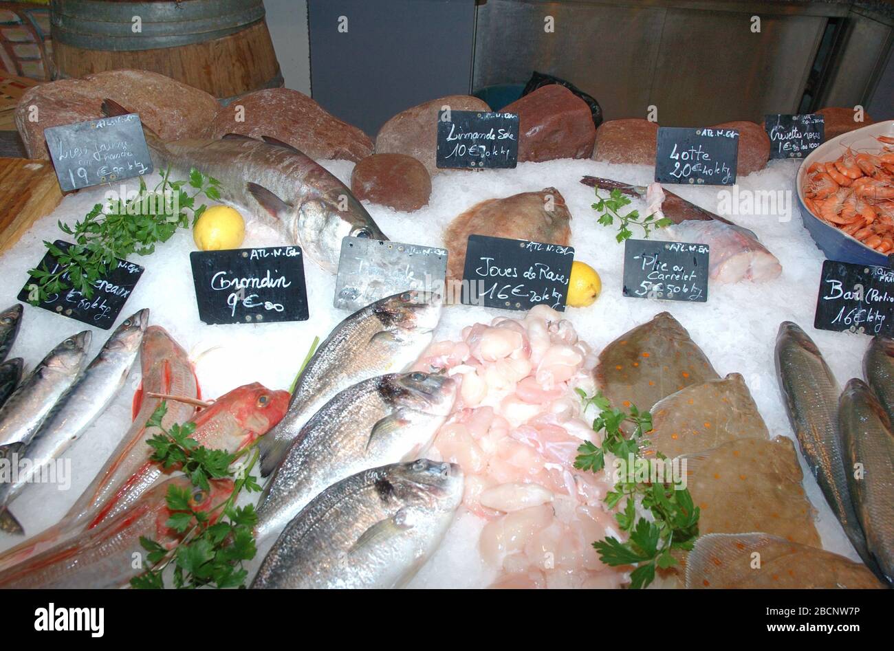 Poisson poissonnerie poissonnerie hi-res stock photography and images ...