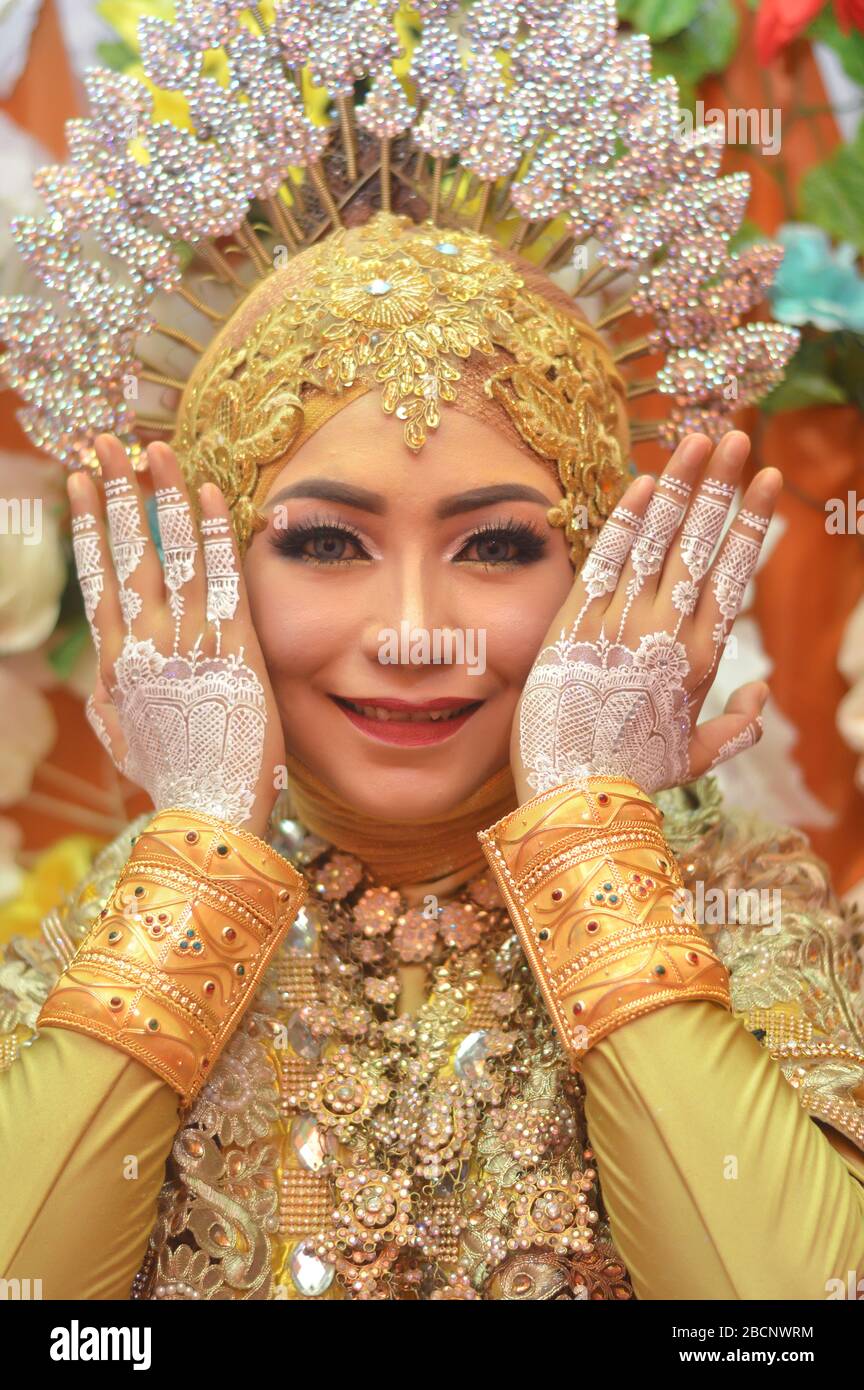Bugis costume hi-res stock photography and images - Alamy