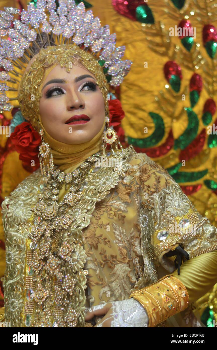 Bugis costume hi-res stock photography and images - Alamy