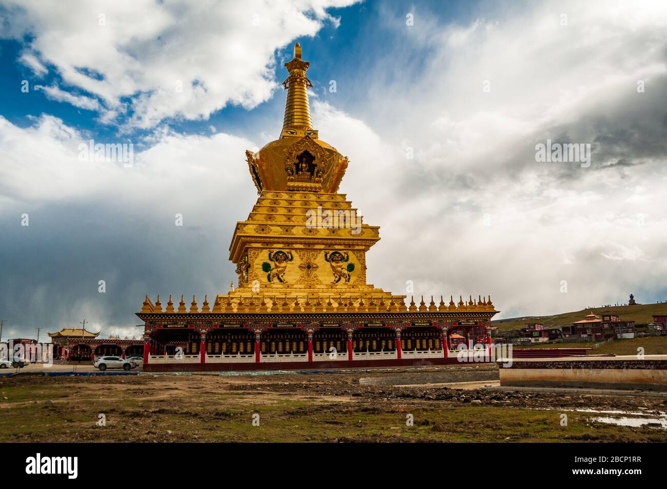 The monastery at Yarchen Gar where around 10,000 monks & nuns follow ...