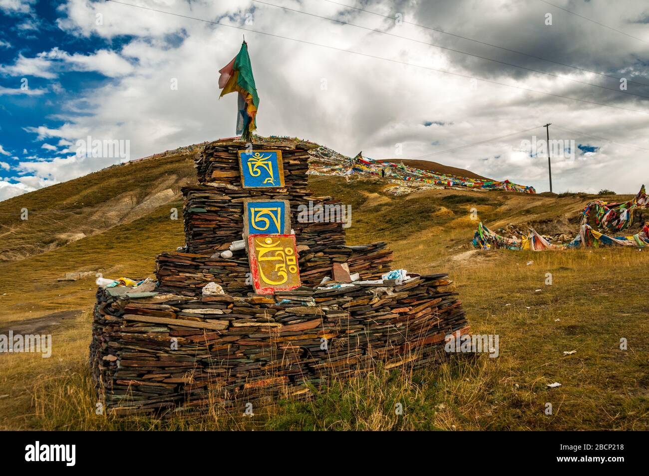 The monastery at Yarchen Gar where around 10,000 monks & nuns follow ...