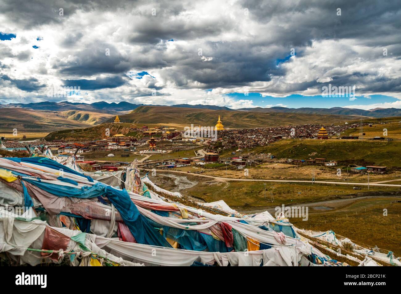 The monastery at Yarchen Gar where around 10,000 monks & nuns follow ...