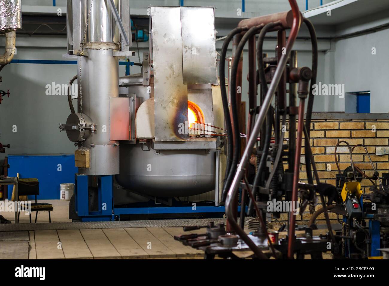 Making of glass in furnace hi-res stock photography and images - Alamy