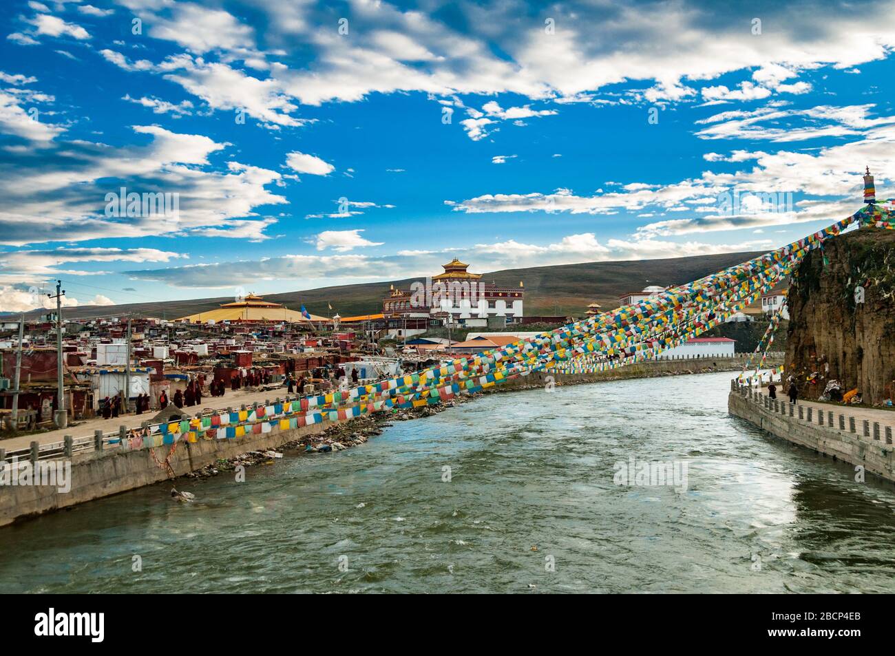 The monastery at Yarchen Gar where around 10,000 monks & nuns follow ...
