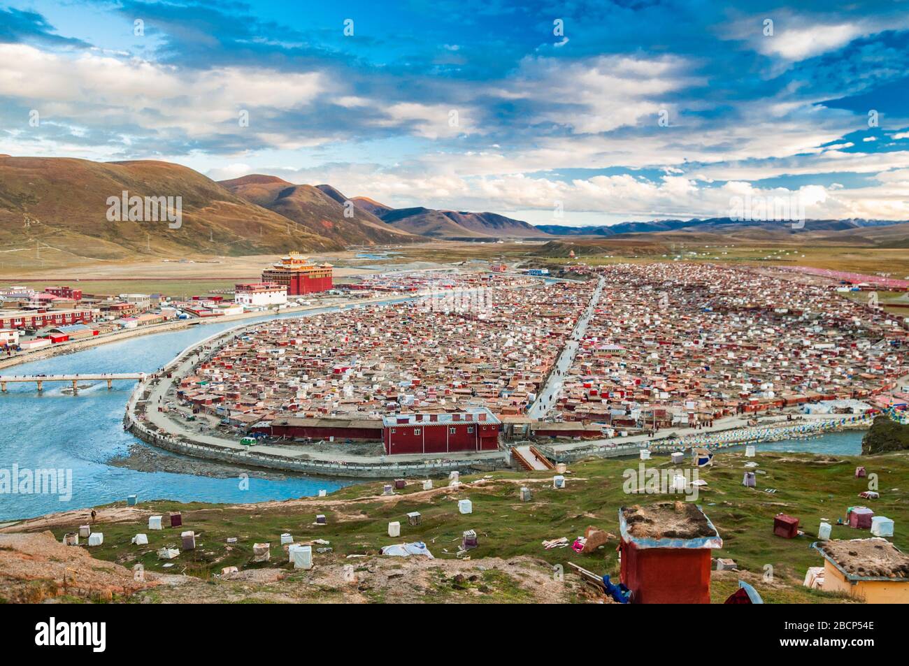 The monastery at Yarchen Gar where around 10,000 monks & nuns follow ...