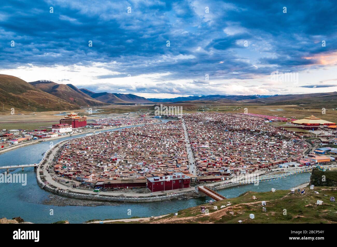 The monastery at Yarchen Gar where around 10,000 monks & nuns follow ...