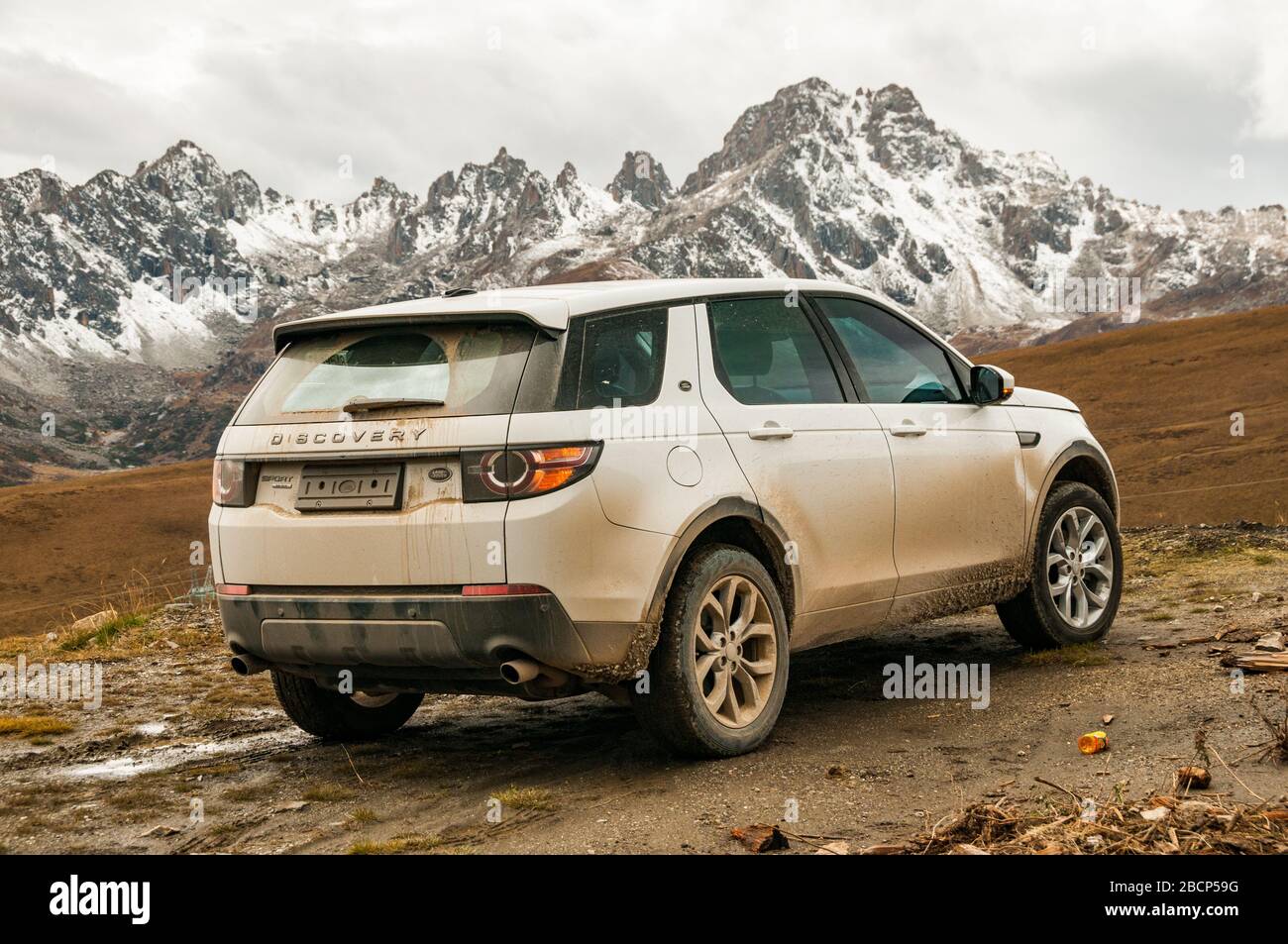 Land Rover Discovery Sport with mountains in the background in Garzê ...