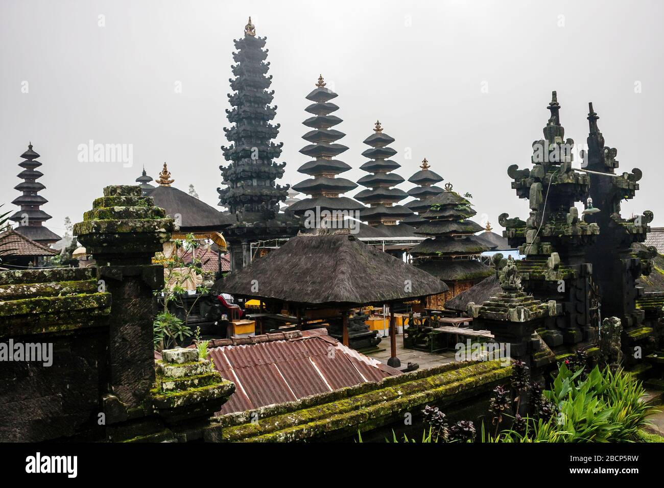Sculpture in a hindu temple bali hi-res stock photography and images ...