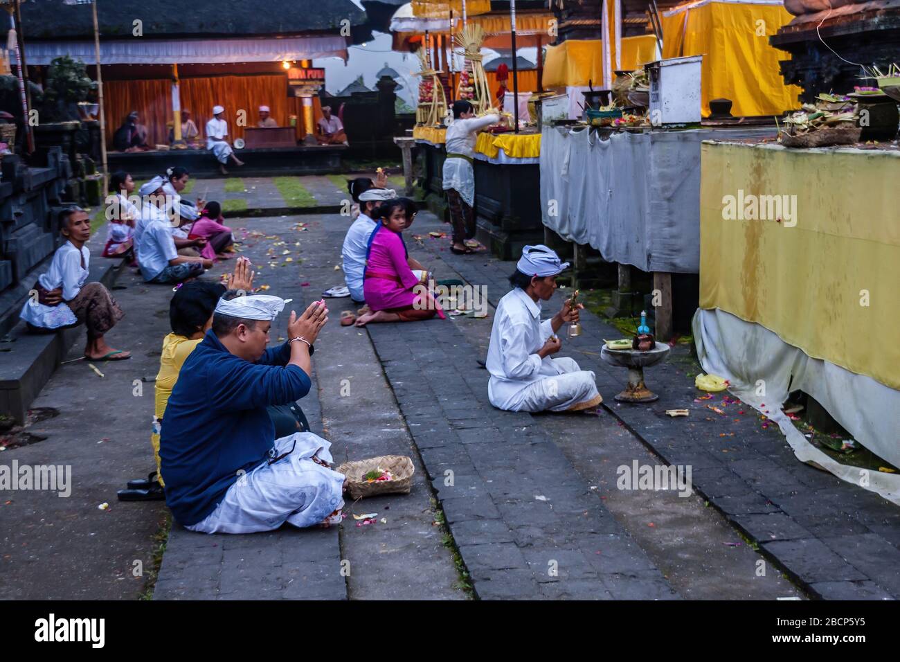 Balinese Hindu devotees praying at Pura Besakih Temple Stock Photo - Alamy