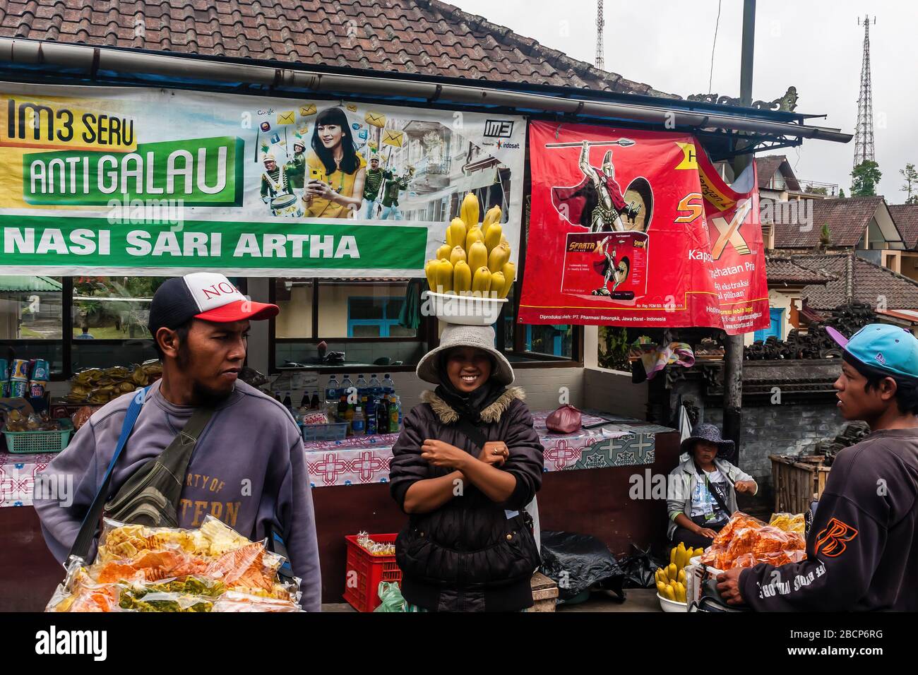 Balinese people selling snacks near the temple Stock Photo - Alamy