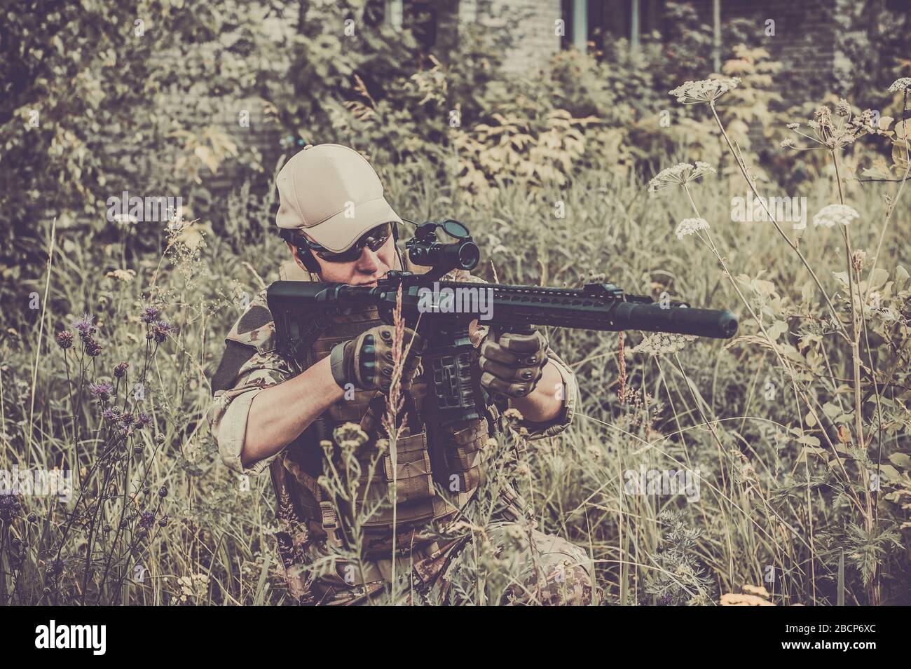 Focus on gun hi-res stock photography and images - Alamy