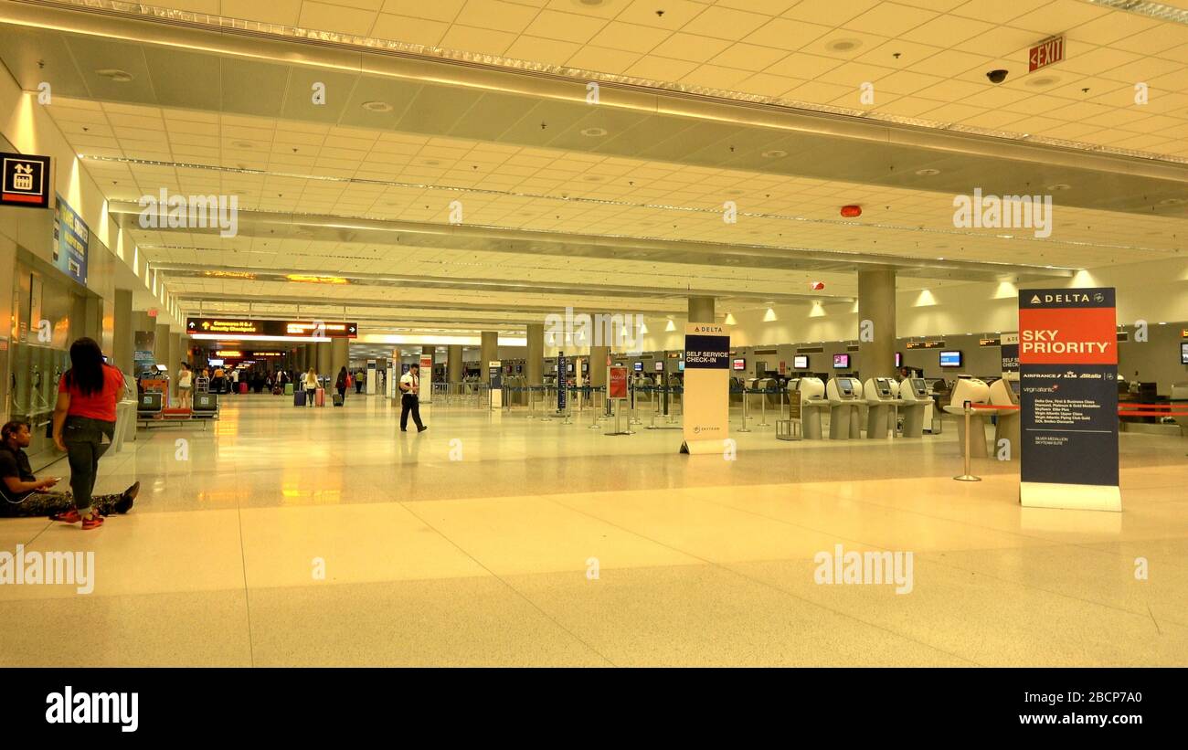 Baggage claim 2016 hi-res stock photography and images - Alamy