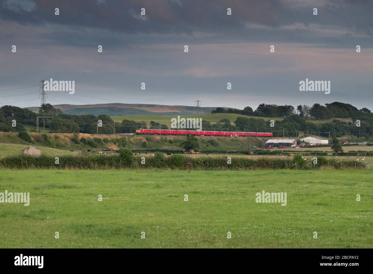 DB Cargo UK class 90 electric locomotive 90019 hauling 3 class 325 mail ...