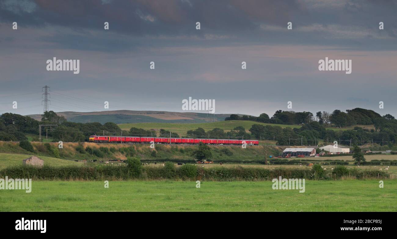 DB Cargo UK class 90 electric locomotive 90019 hauling 3 class 325 mail ...