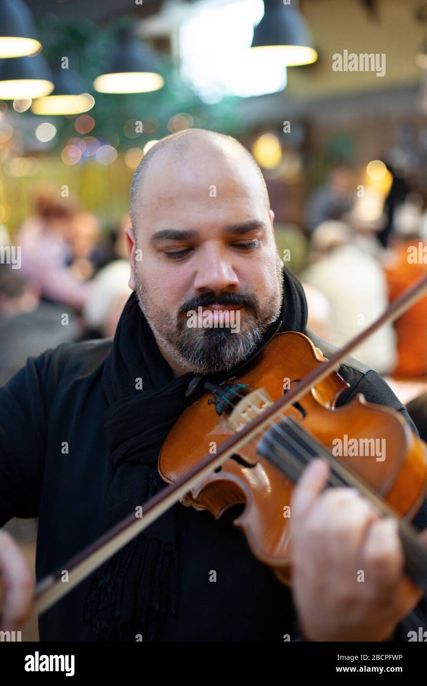 Fiddler violinist hi-res stock photography and images - Alamy