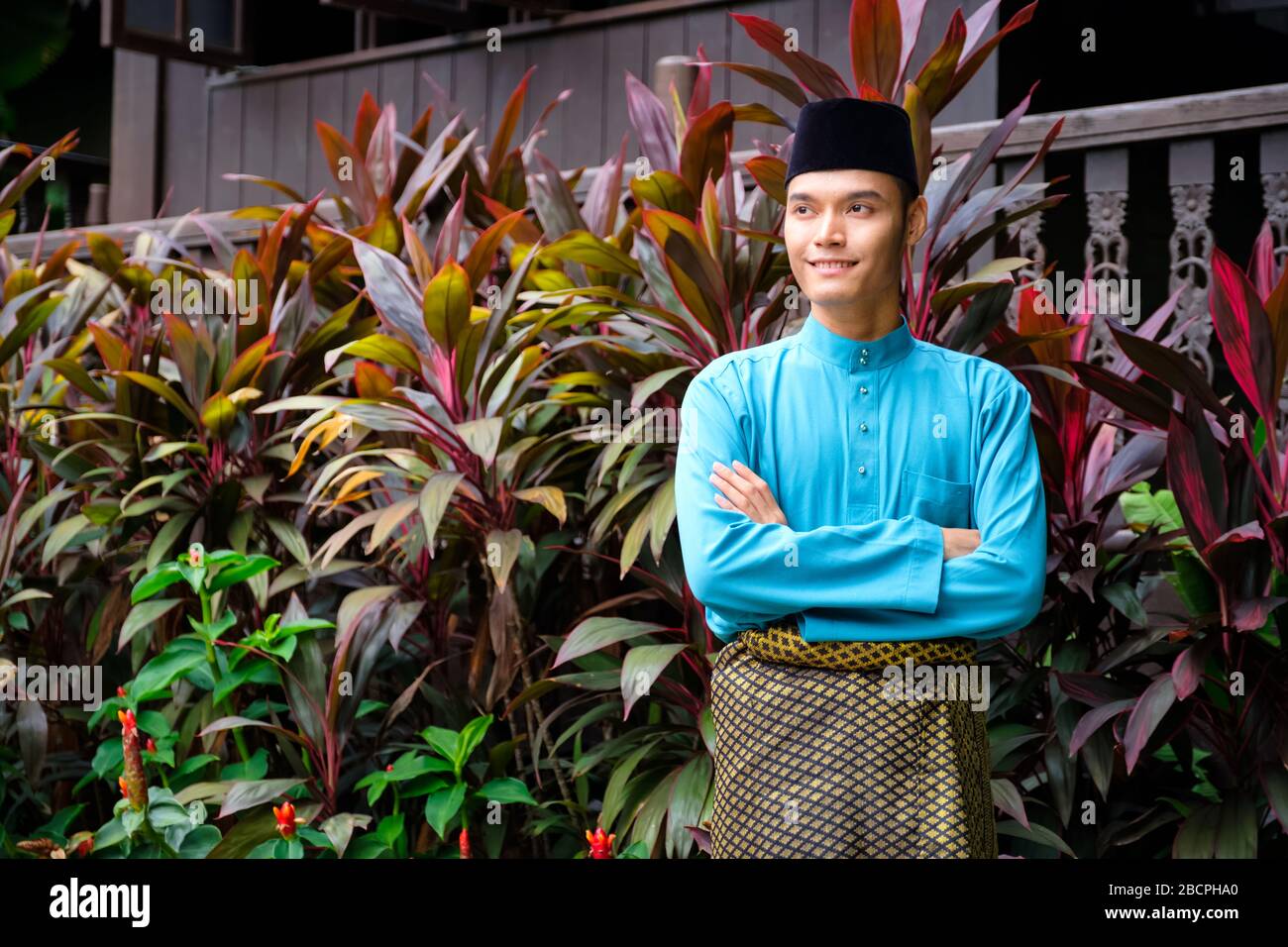 Malaysian Men In Traditional Dress And Traditional Hats, 59% OFF