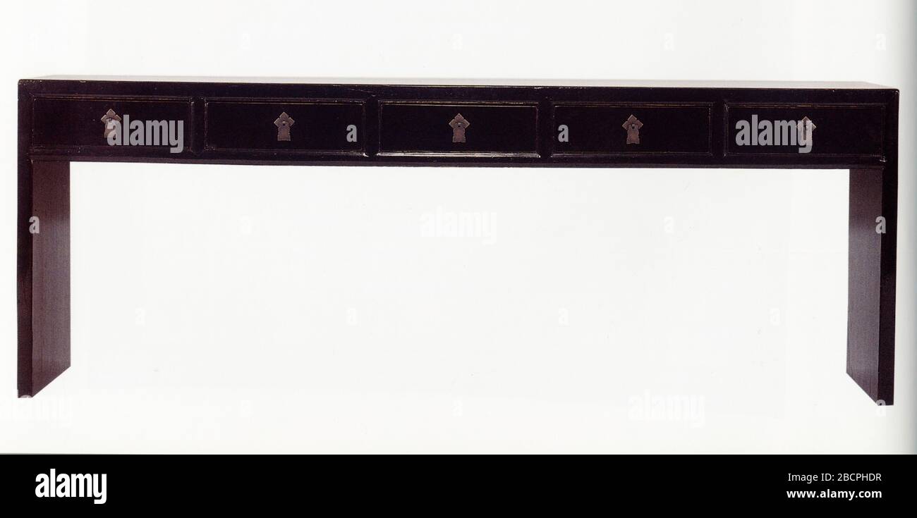 Table moderne en bois Stock Photo - Alamy