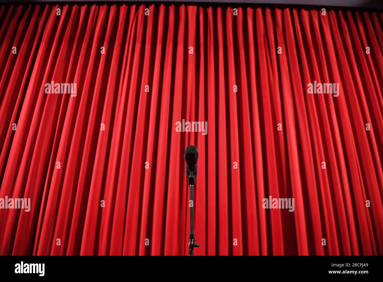 Red curtain microphone hi-res stock photography and images - Alamy