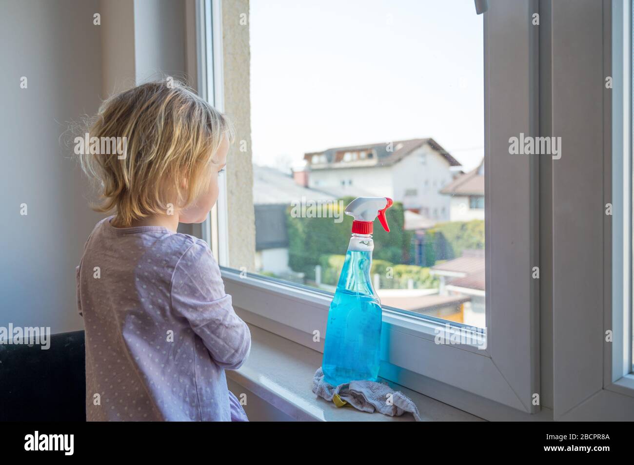 Girl cleaning windows hi-res stock photography and images - Alamy