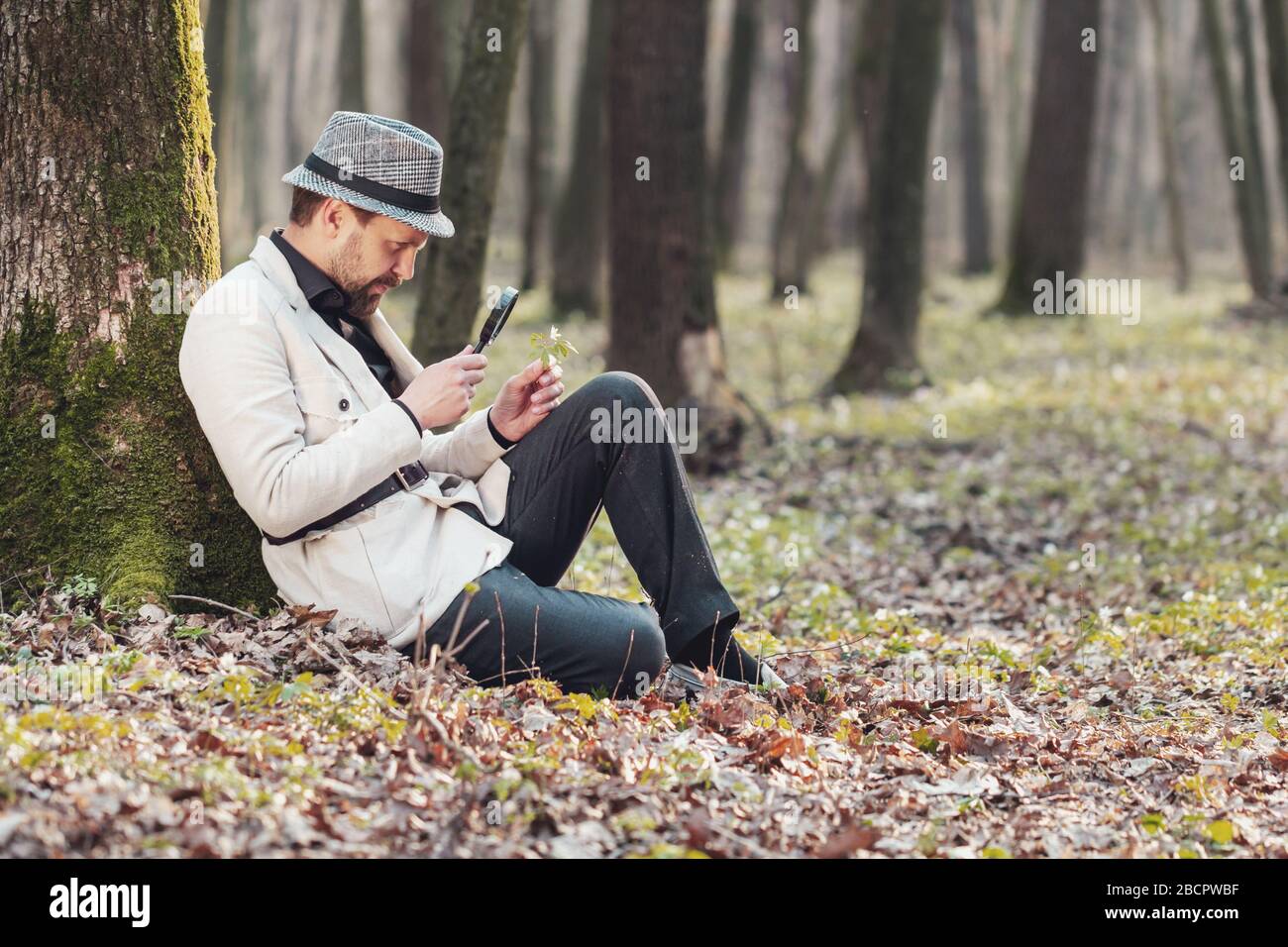 Hand of man with loupe hi-res stock photography and images - Alamy