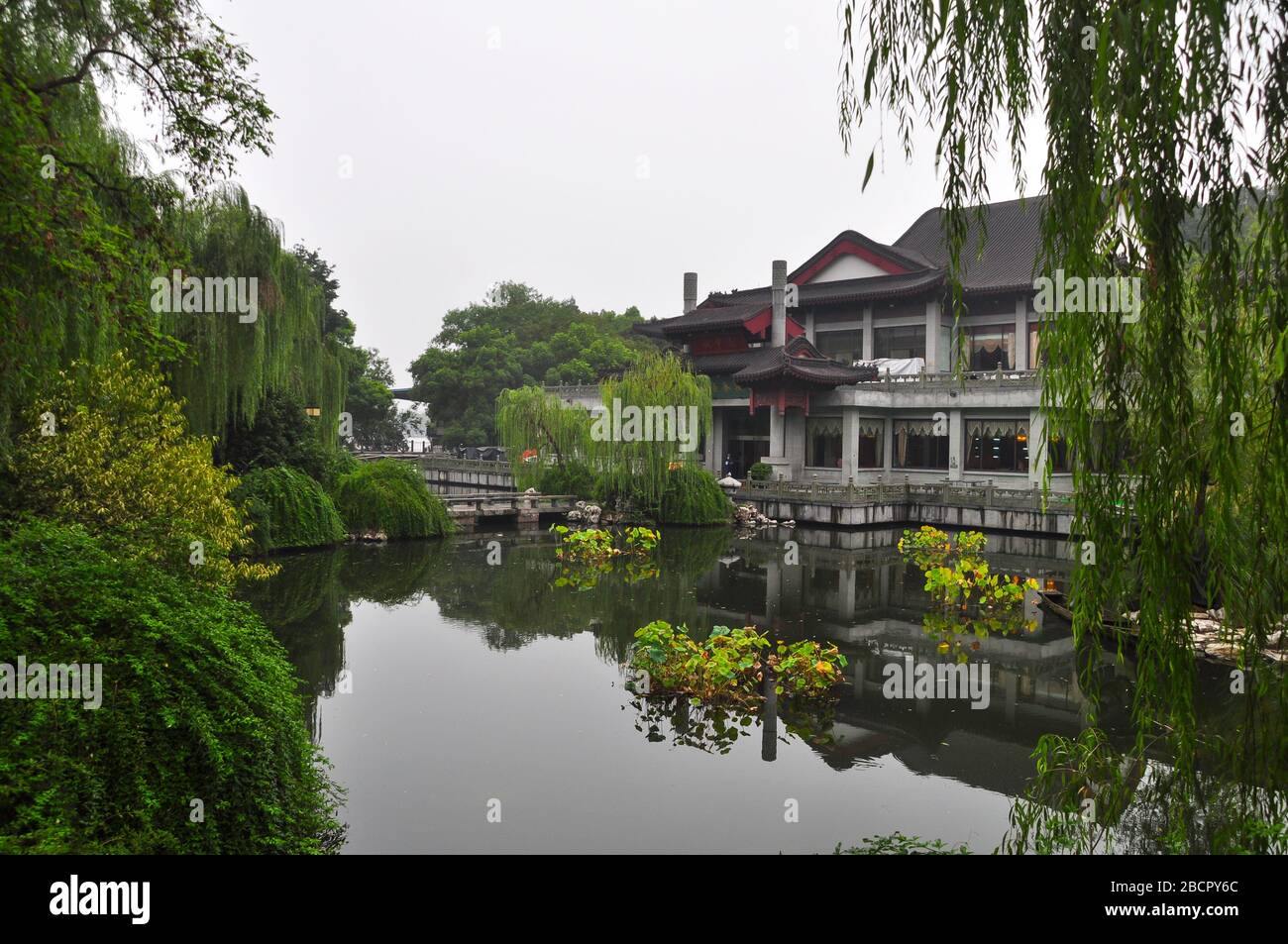 Chinese building on shores hi-res stock photography and images - Alamy