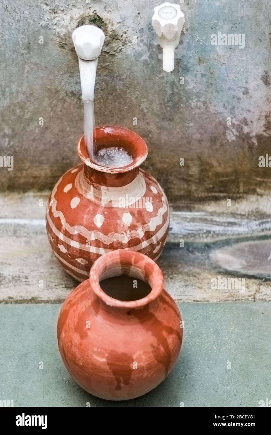 India clay pot water hi-res stock photography and images - Alamy