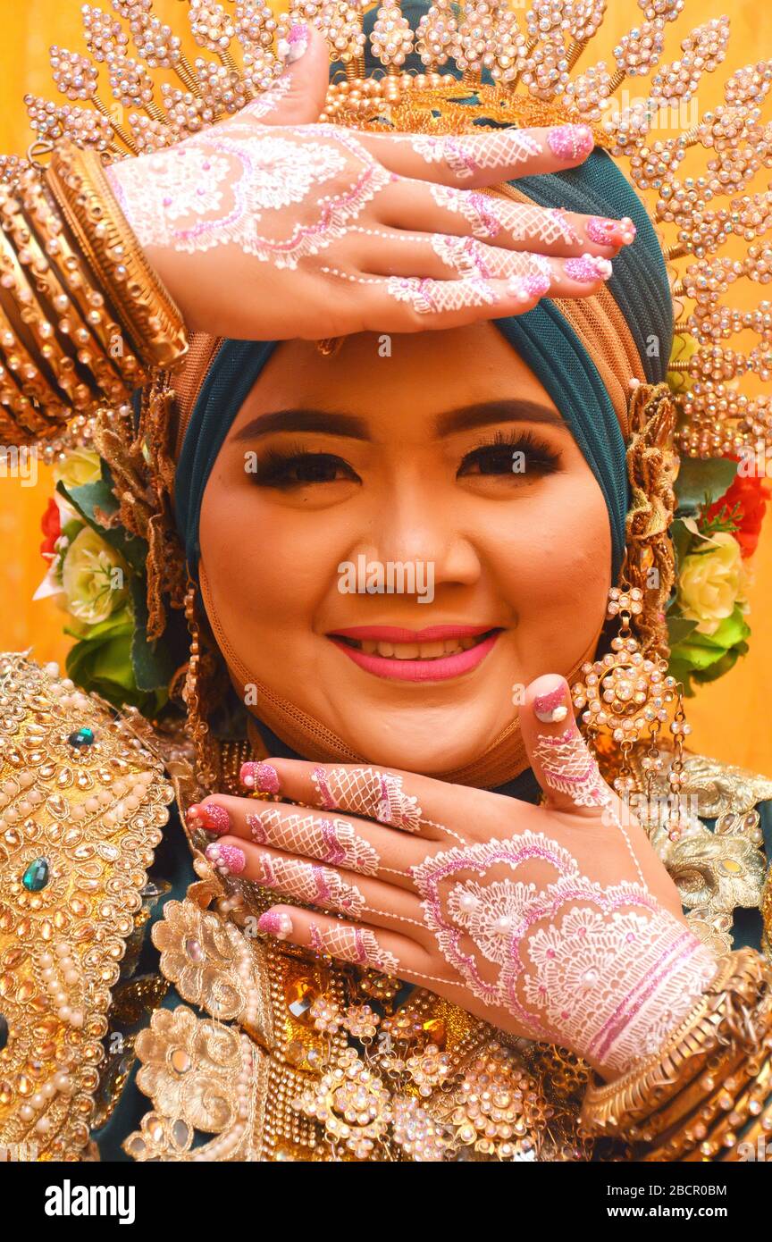Bugis costume hi-res stock photography and images - Alamy