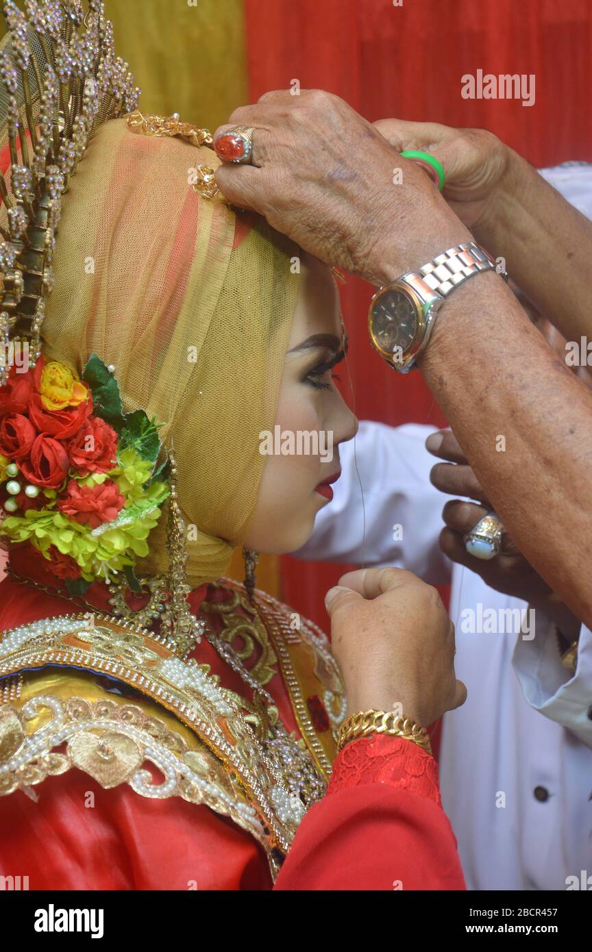 TARAKAN - INDONESIA, 4 APRIL 2018 : "Mappacci" the traditional wedding ...