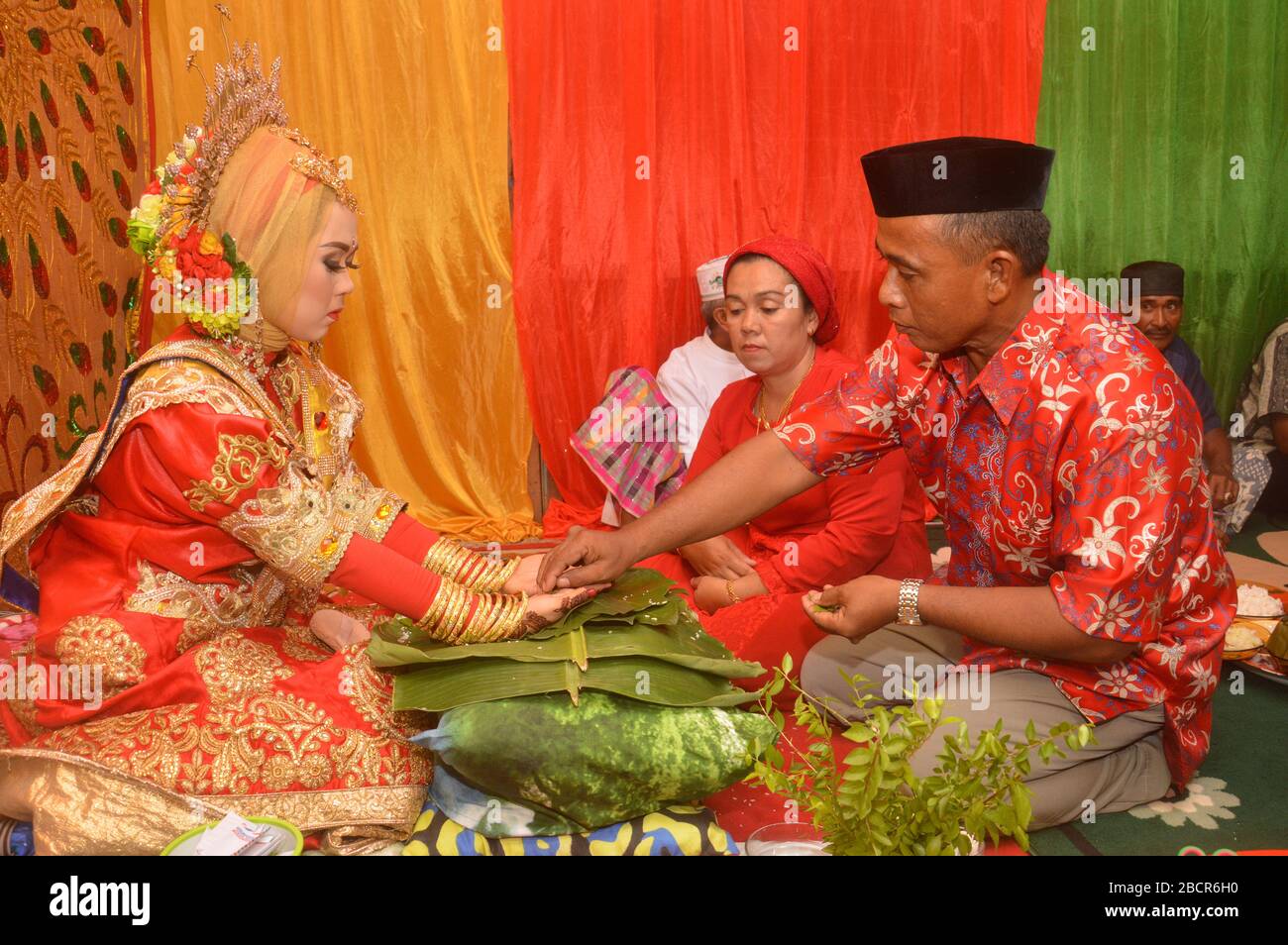 TARAKAN - INDONESIA, 4 APRIL 2018 : "Mappacci" the traditional wedding ...