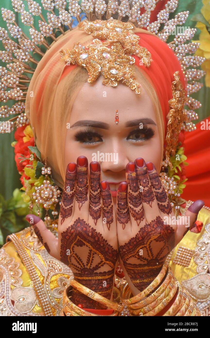 Bugis costume hi-res stock photography and images - Alamy