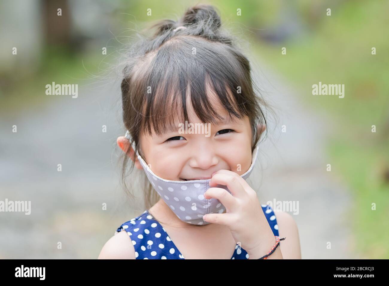 Kid wear mask hi-res stock photography and images - Alamy