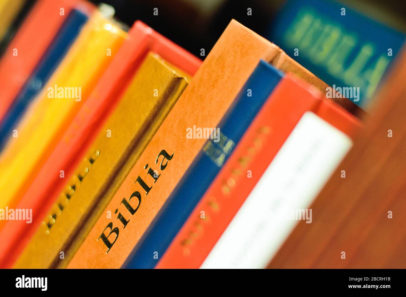 Bible on book shelf hi-res stock photography and images - Alamy