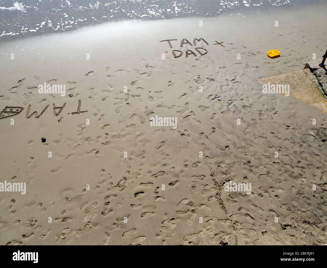 Writing the word dad written on a sandy beach Stock Photo - Alamy
