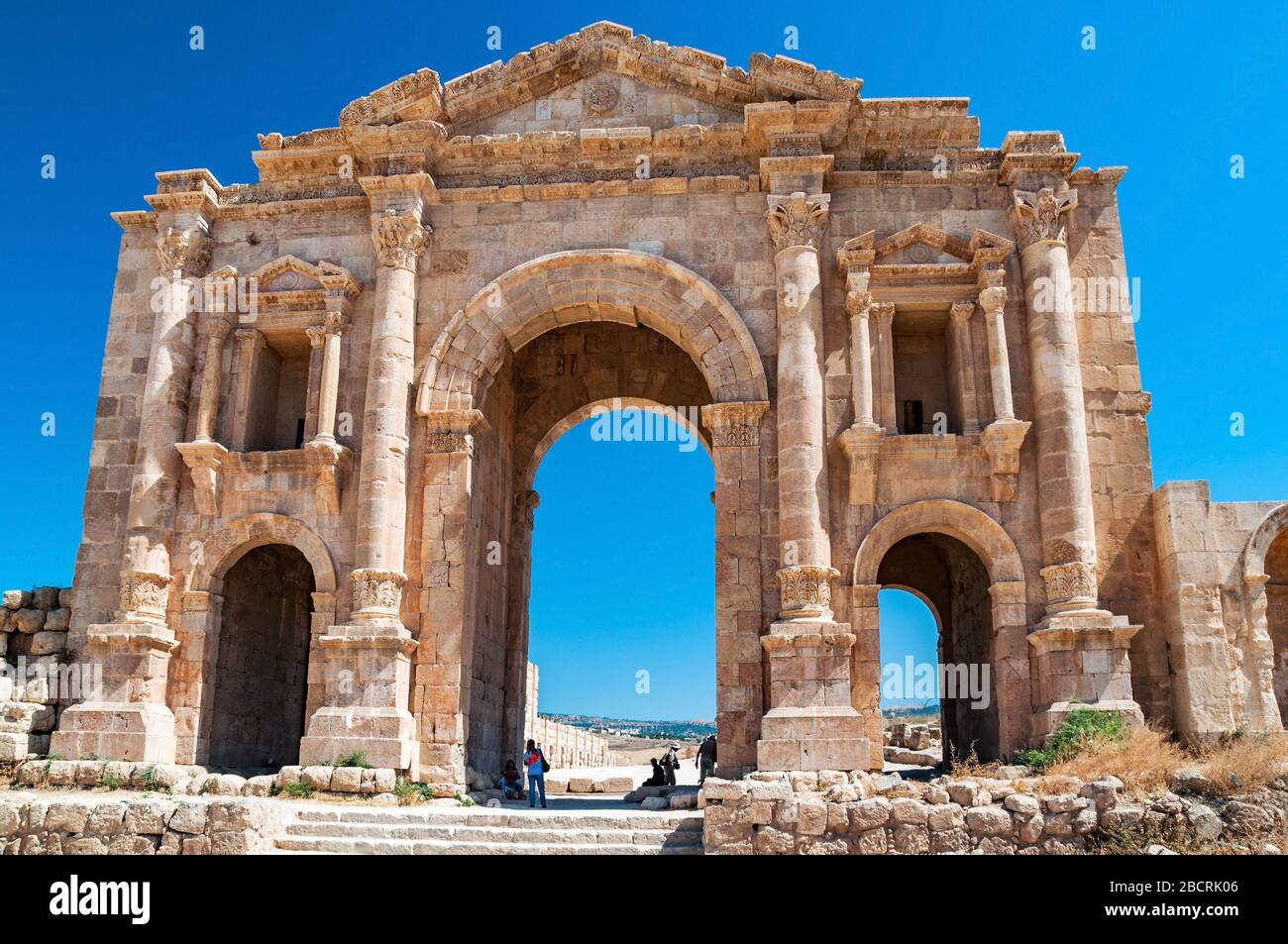 triumphal arch of emperor hadrian at jerash, jordan Stock Photo - Alamy