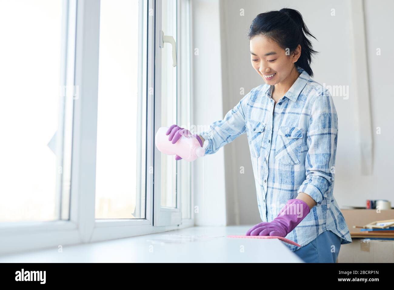 Chinese woman cleaning house hi-res stock photography and images - Alamy