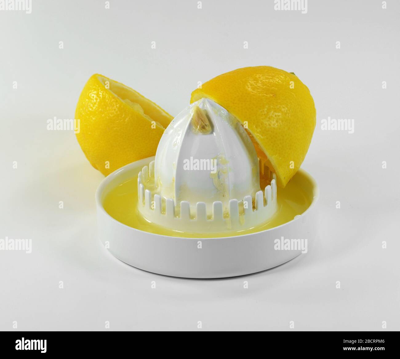 Lemon Squeezer and squeezed lemon Stock Photo - Alamy