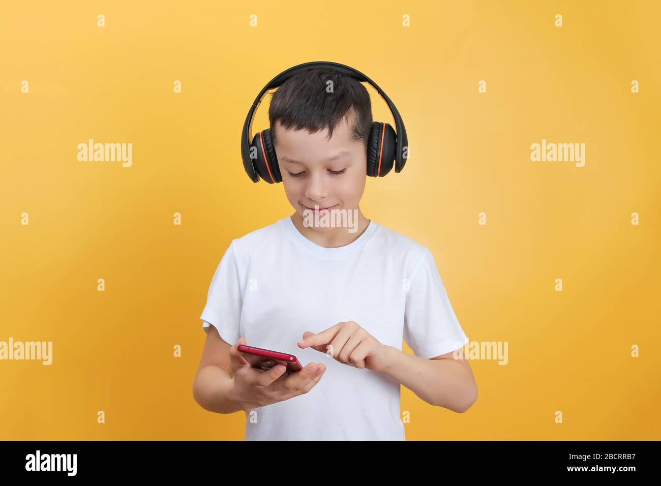 Black teen boy phone hi-res stock photography and images - Alamy