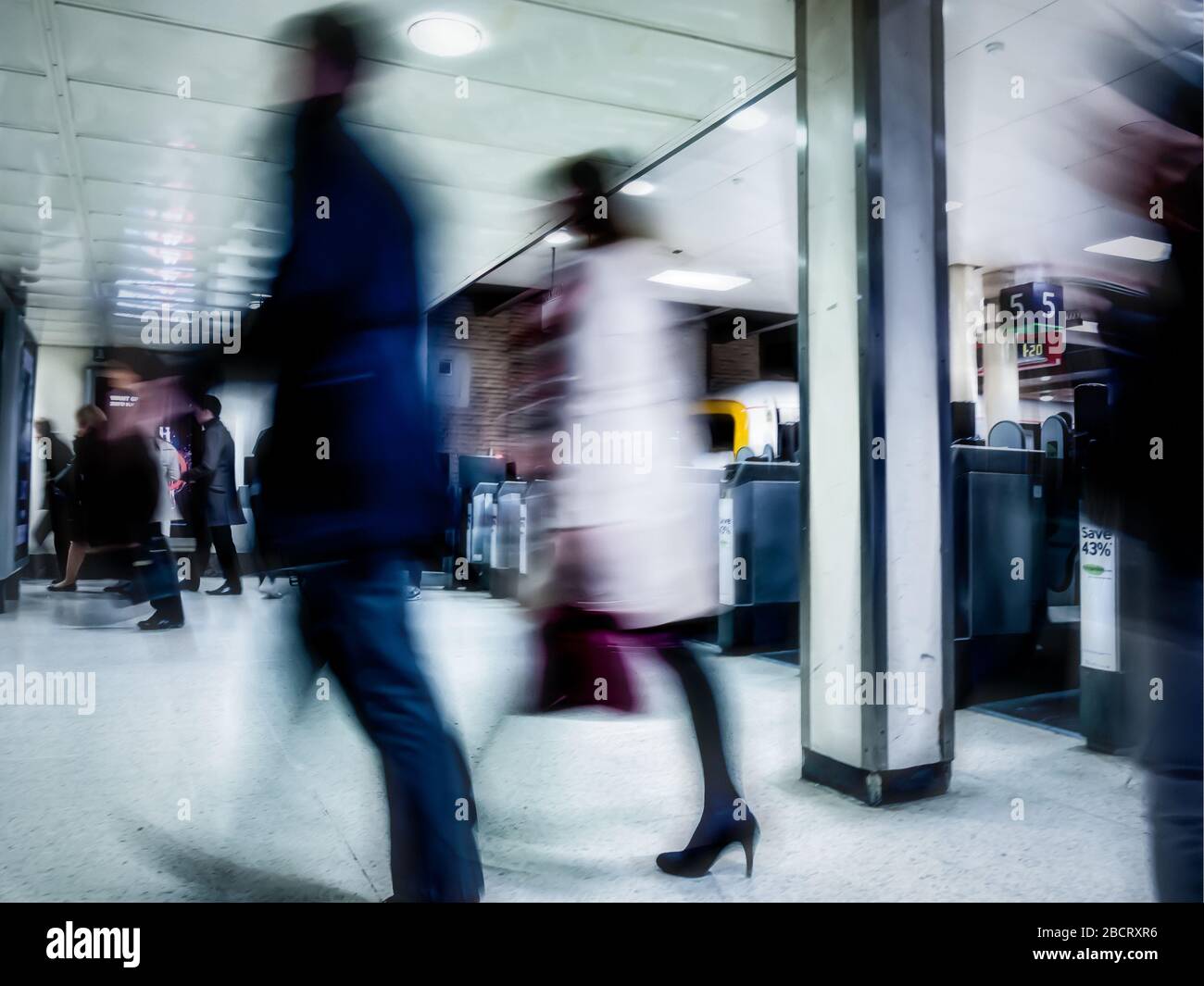 London charing cross station concourse hi-res stock photography and ...