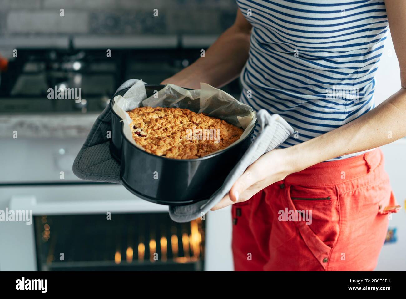 Woman beautiful baked cake hi-res stock photography and images - Alamy