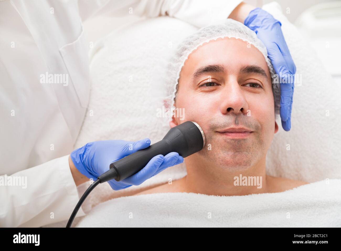 Man doing hardware procedure in beauty salon Stock Photo - Alamy